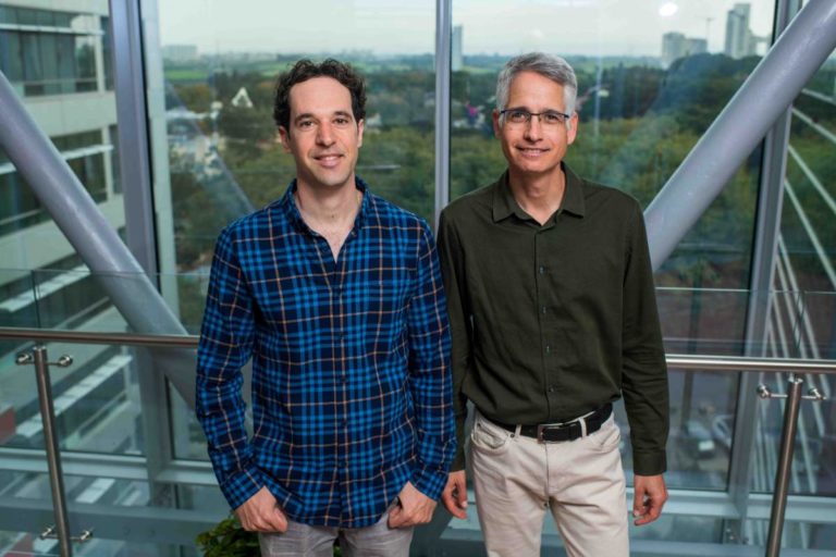 Dr. Yuval Rosenberg (d) et Prof. Ron Milo | Weizmann France